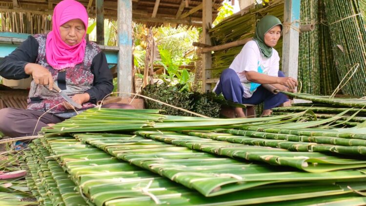 Menganyam Daun Nipah Untuk Atap Tradisional Di Batu Karas Sudah Sejak ...